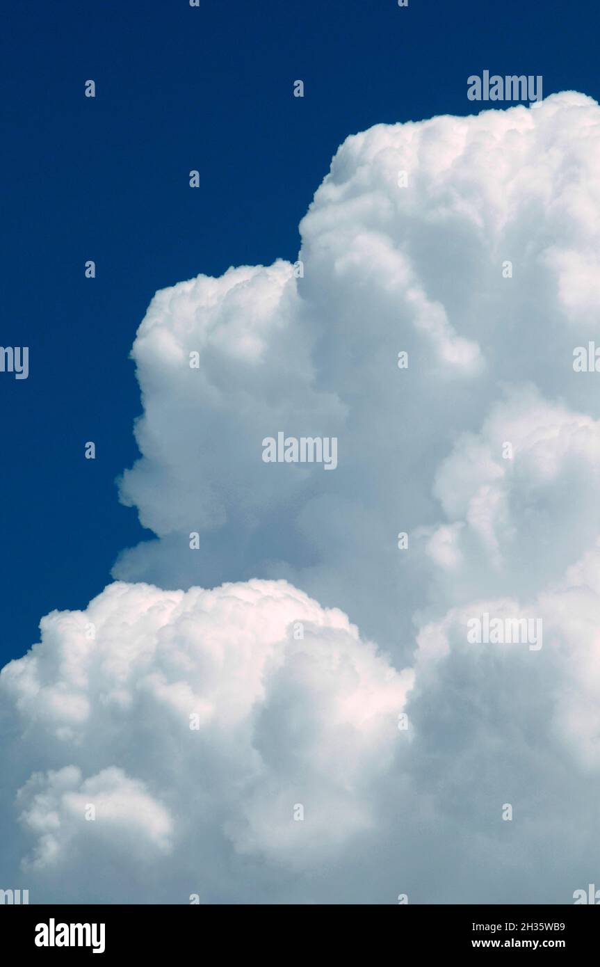 Towering vertical cloud hi-res stock photography and images - Alamy