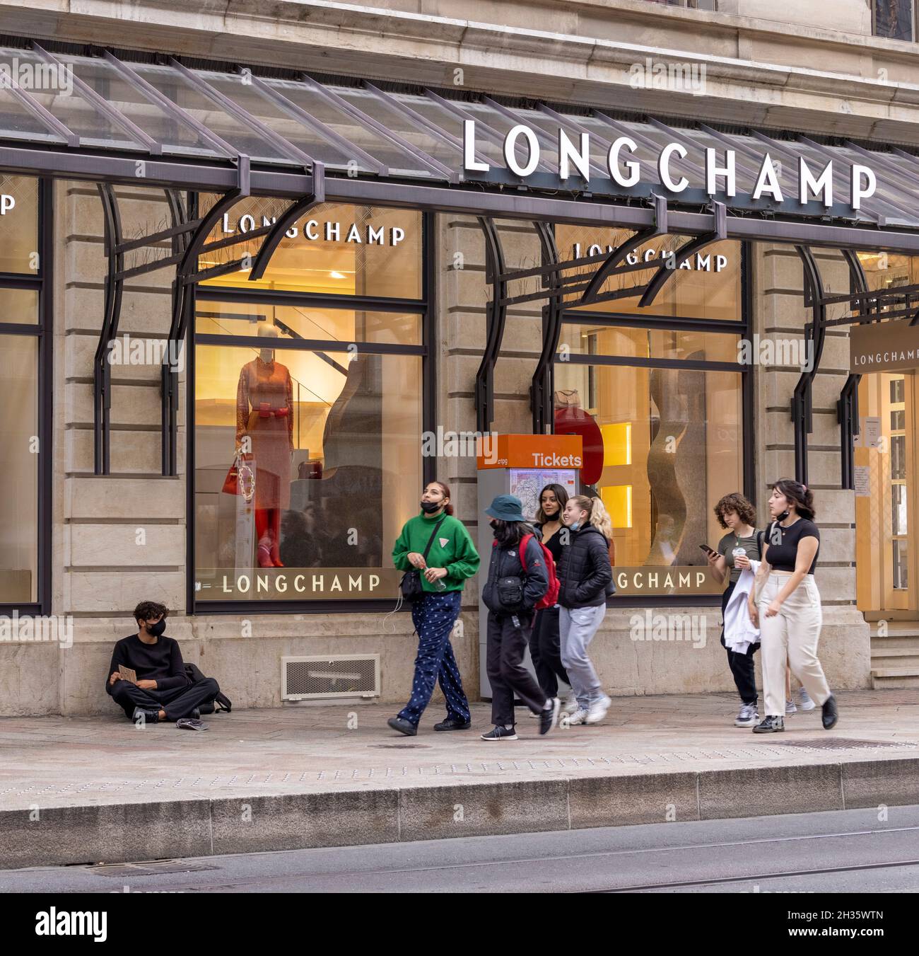 Beggar ignore hi-res stock photography and images - Alamy