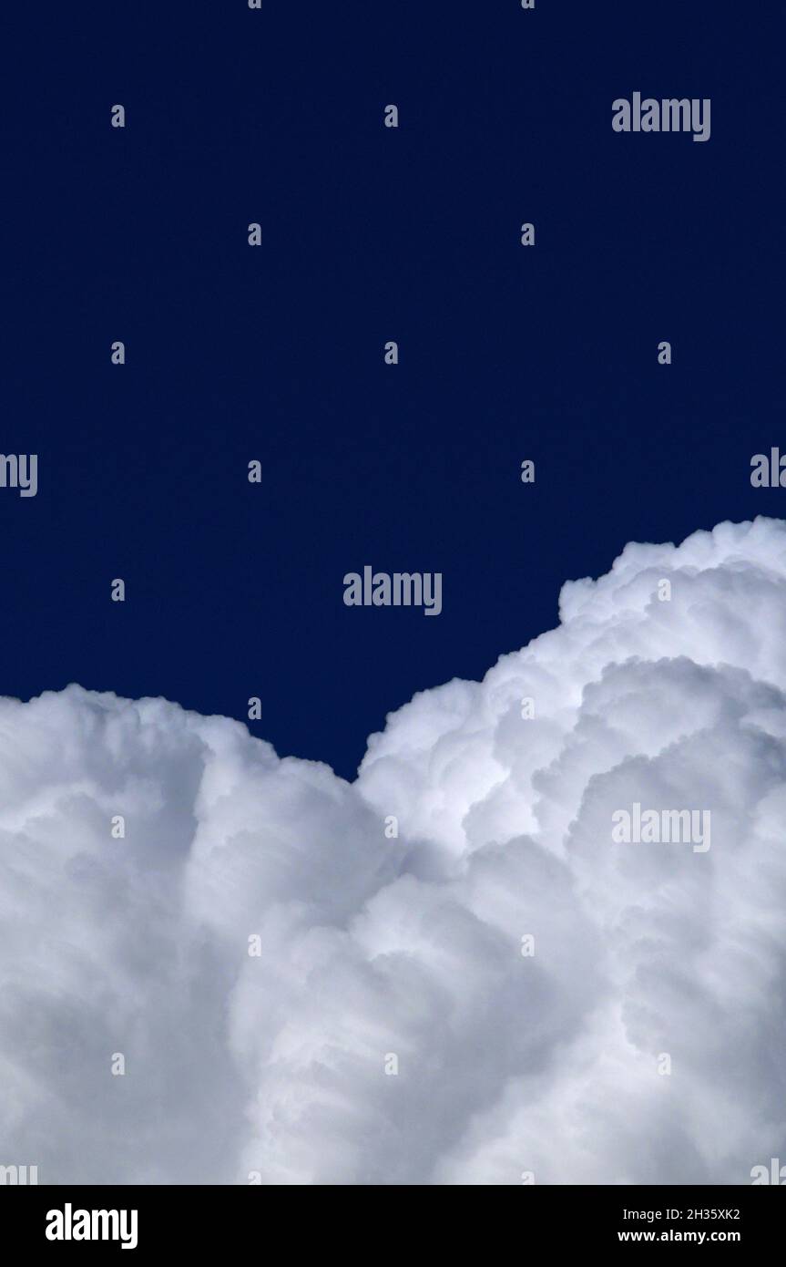 Towering vertical cloud hi-res stock photography and images - Alamy