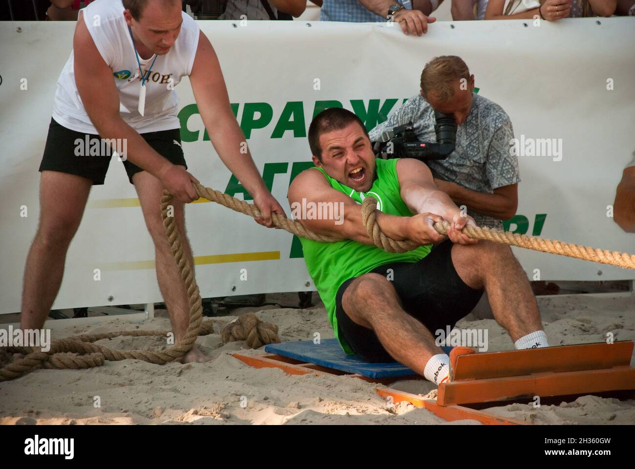 Strongmen hi-res stock photography and images - Alamy