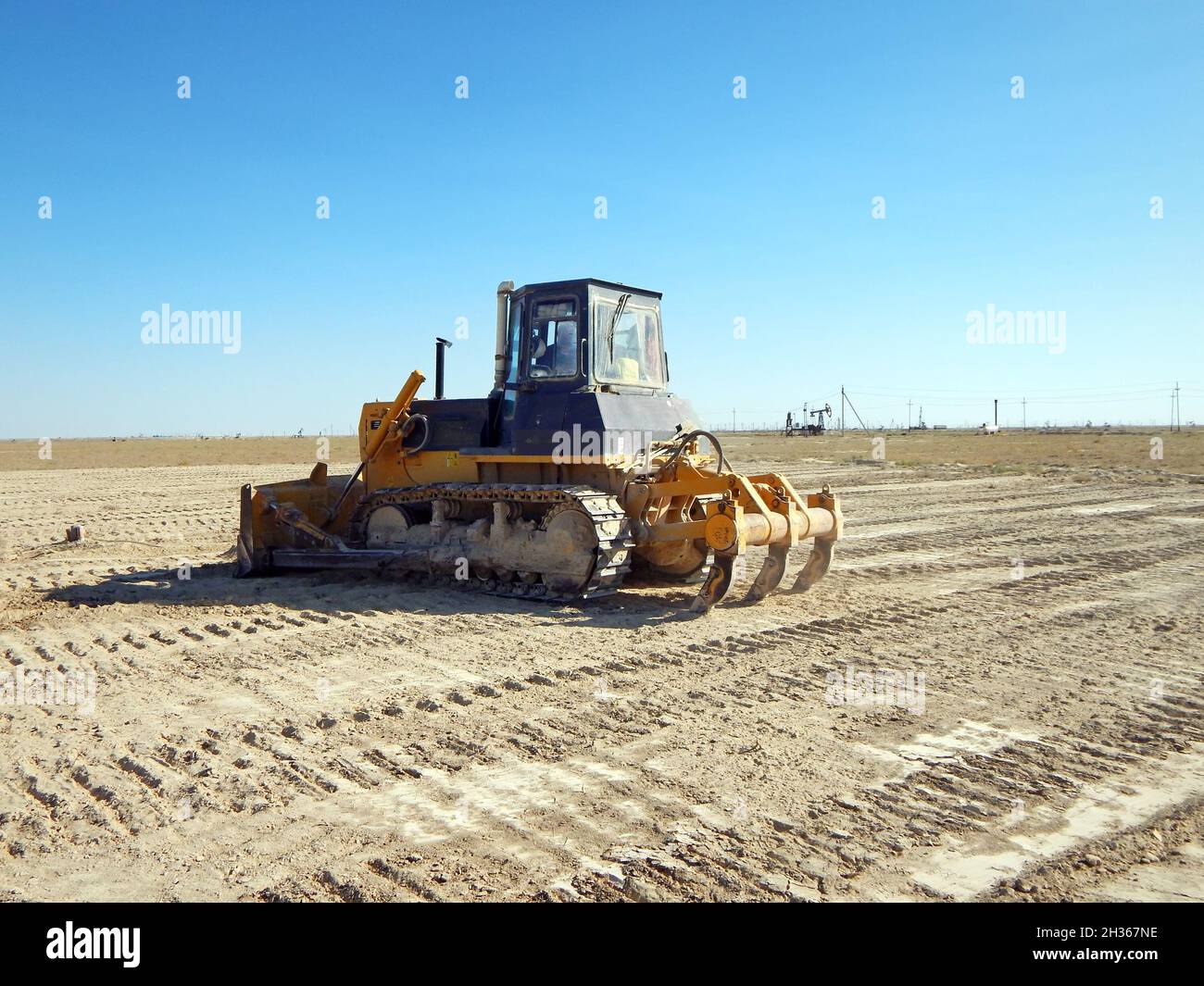 Bulldozer tracks hi-res stock photography and images - Alamy
