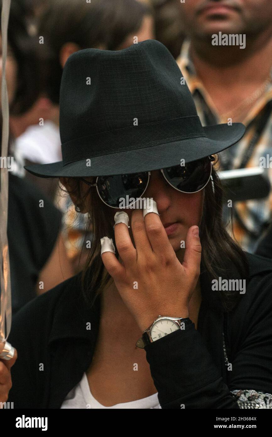 Michael jackson concert crowd hi-res stock photography and images - Alamy