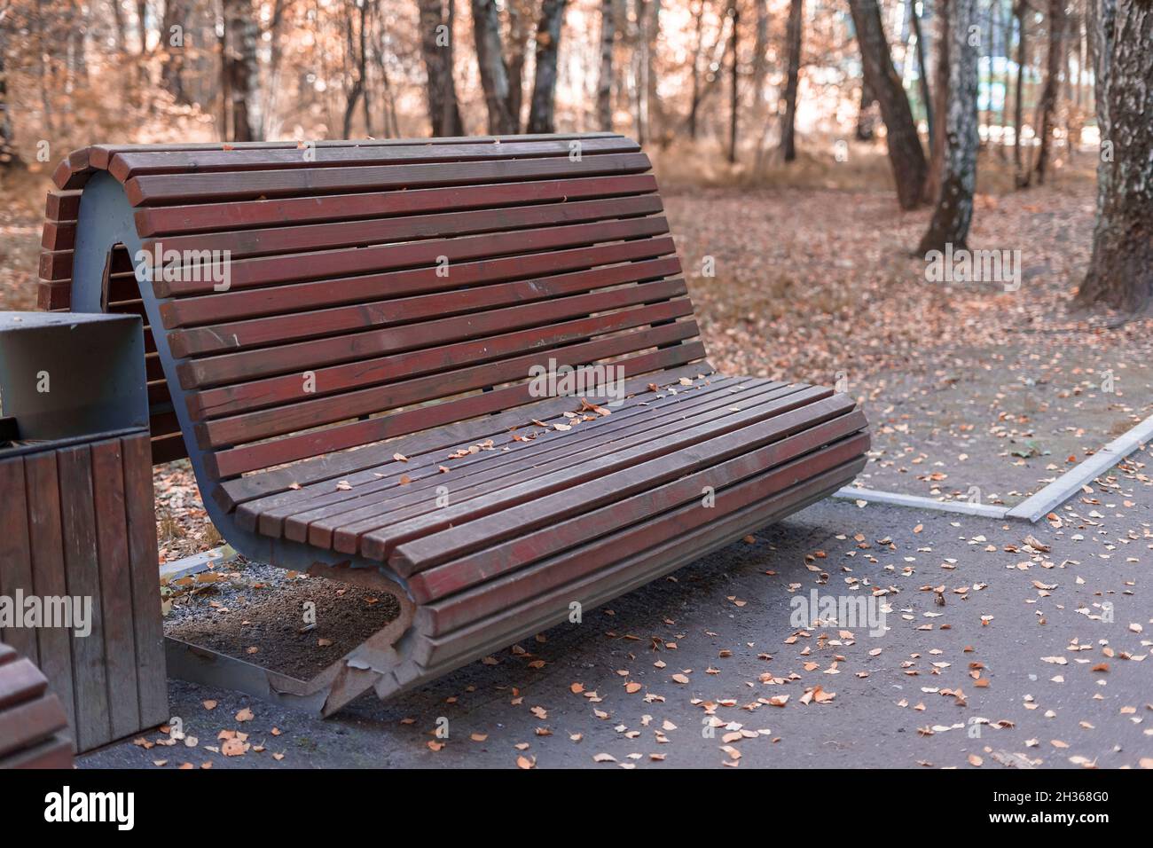 empty wooden bench in autumn park, leaf fall Stock Photo - Alamy