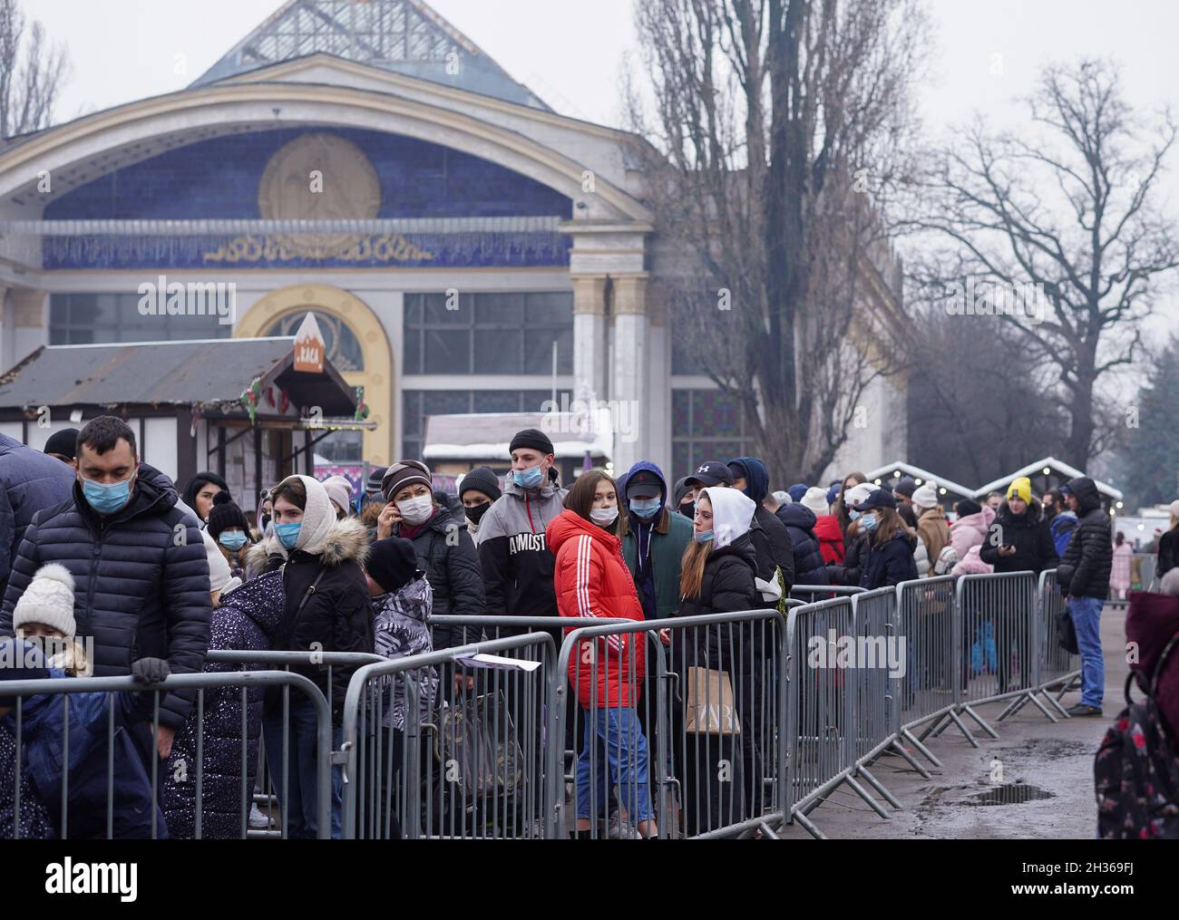 Group of people waiting in queue hi-res stock photography and images ...