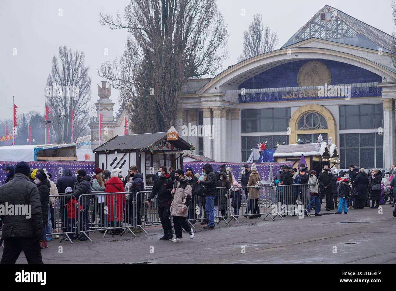 Public quarantine queue hi-res stock photography and images - Alamy