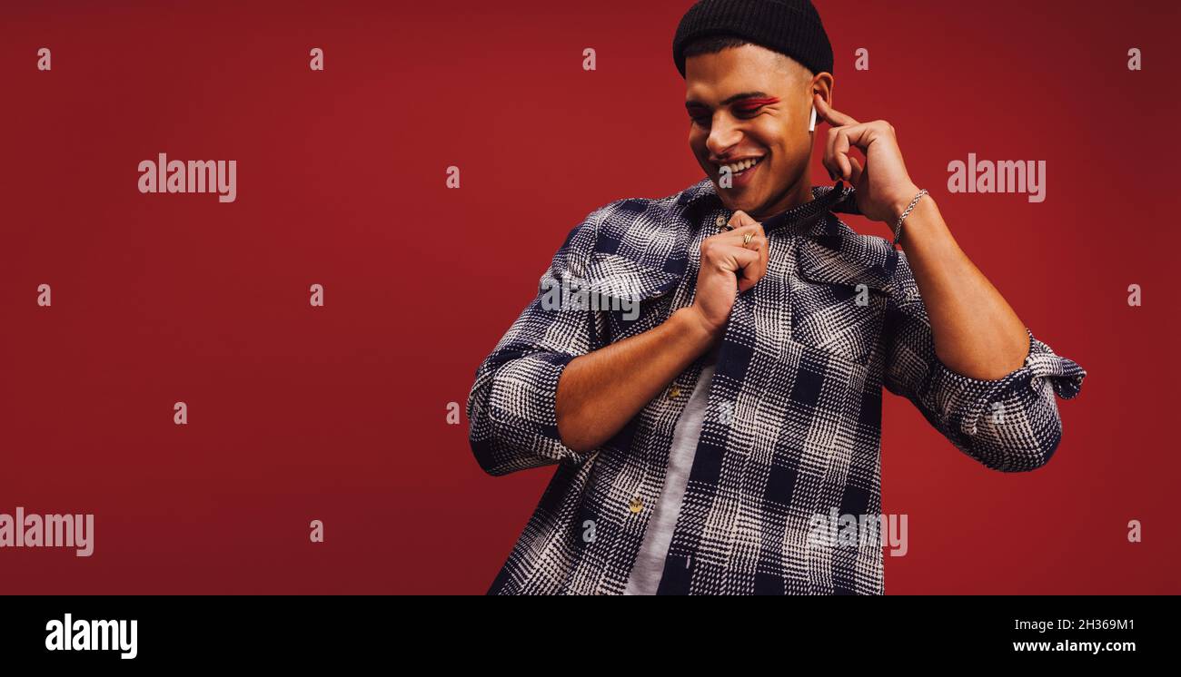 Man tunes hi-res stock photography and images - Alamy