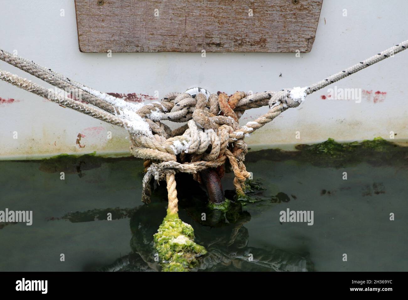 Tied knots hi-res stock photography and images - Alamy