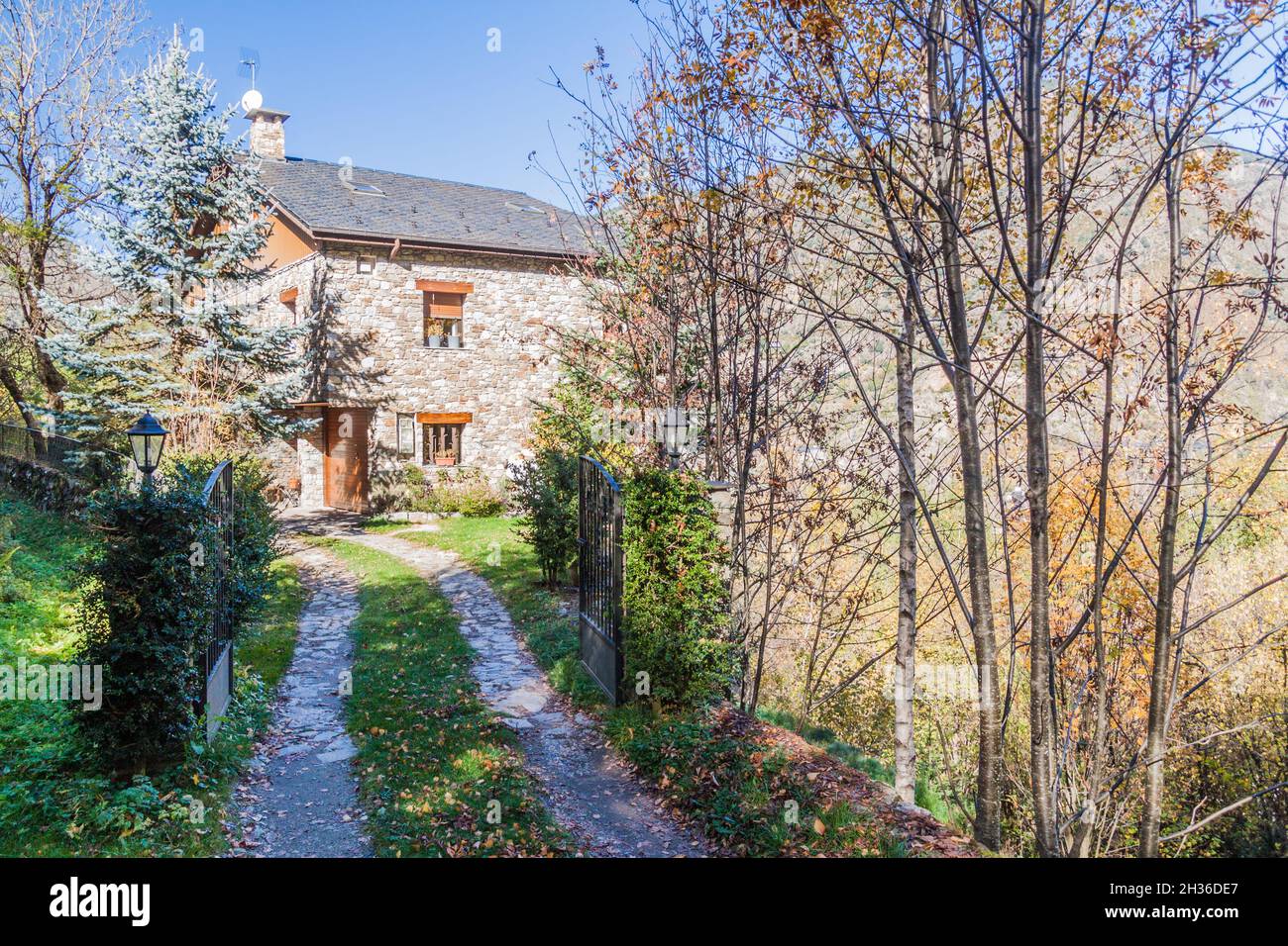 Rural stone house hi-res stock photography and images - Alamy