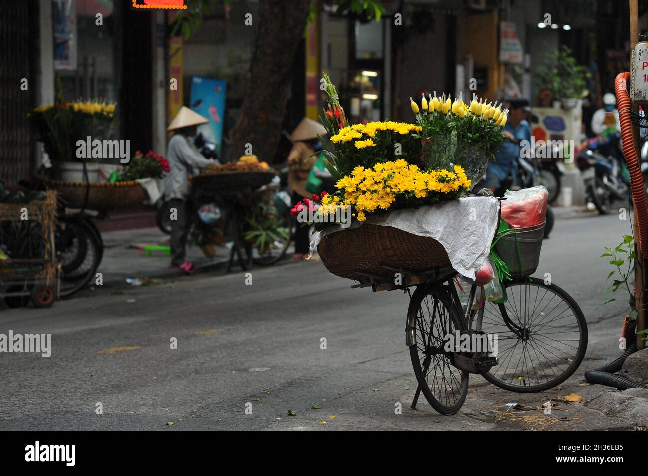 Beautiful flower street vendors photos hi-res stock photography and ...