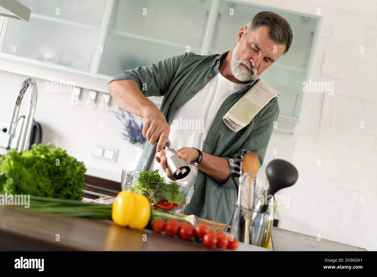 Man pouring salt hi-res stock photography and images - Alamy
