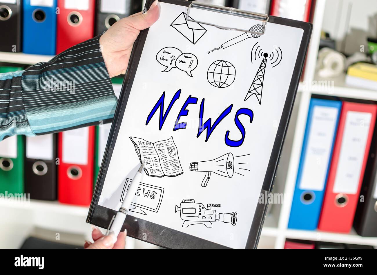 Woman holding clipboard network hi-res stock photography and images - Alamy