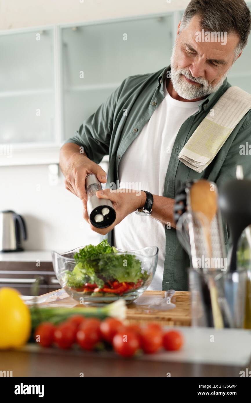 Man pouring salt hi-res stock photography and images - Alamy
