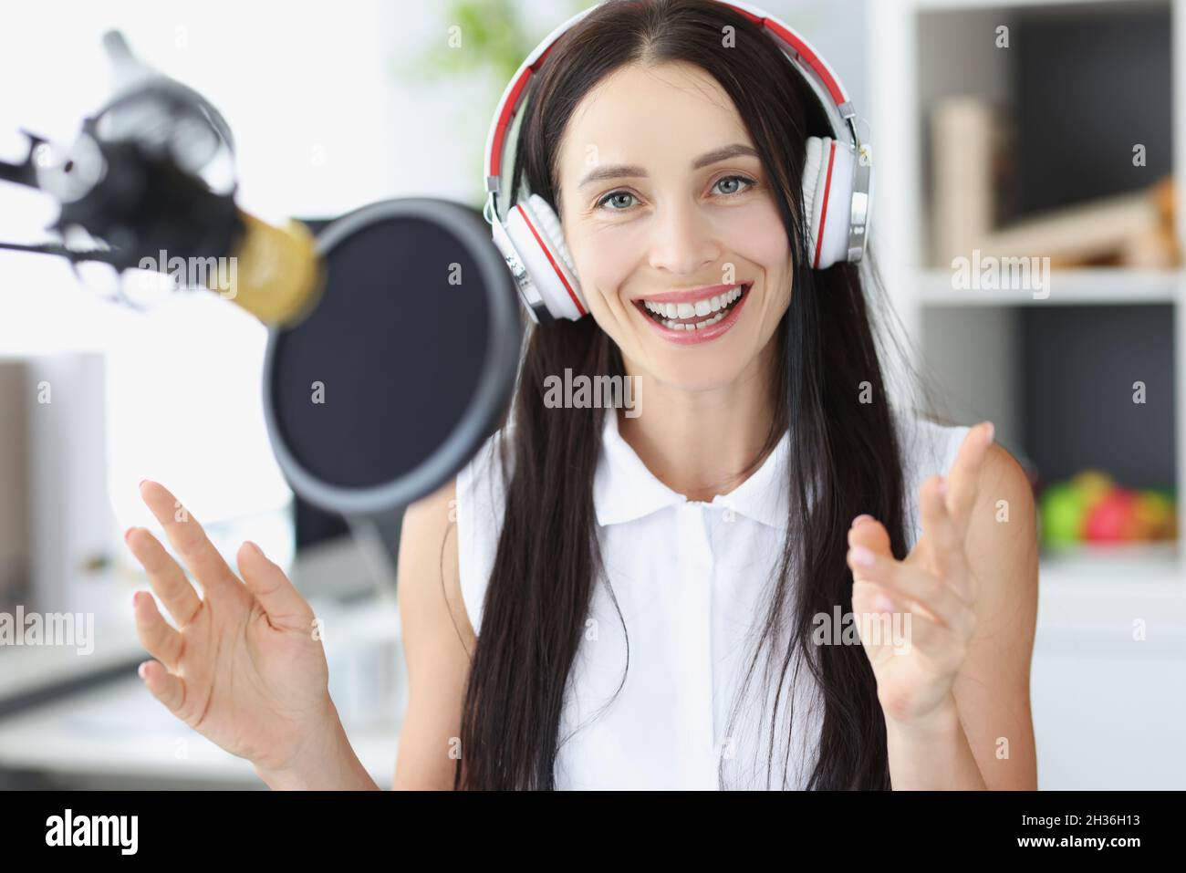 Radio presenter microphone hi-res stock photography and images - Alamy