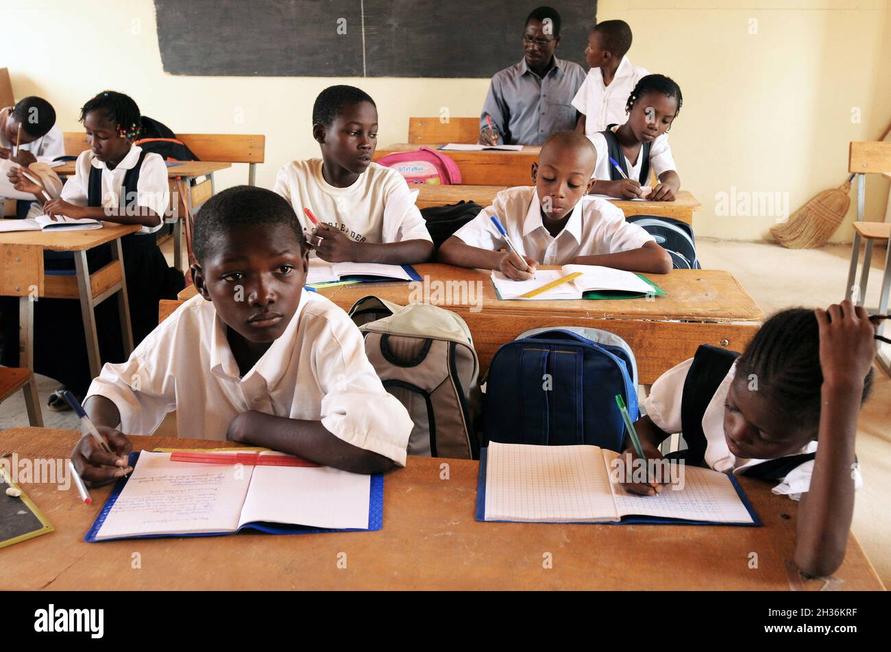 NIGER. NIAMEY. IN THE CLASSROOM OF THE CATHOLIC SCHOOL Stock Photo - Alamy
