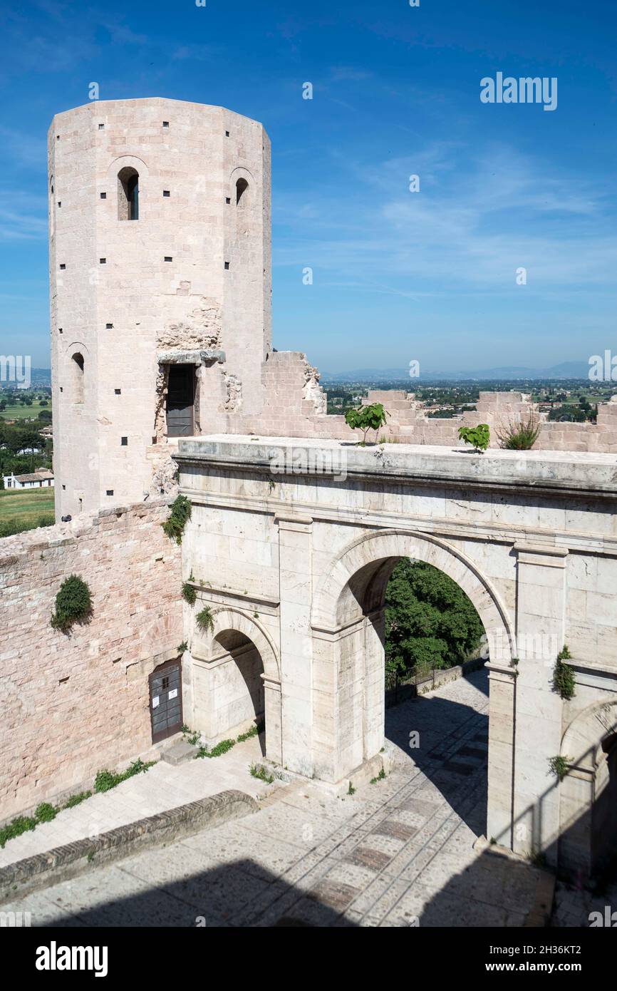 Porta Venere gate and Romanesque twelve-edged towers, Spello, Umbria ...