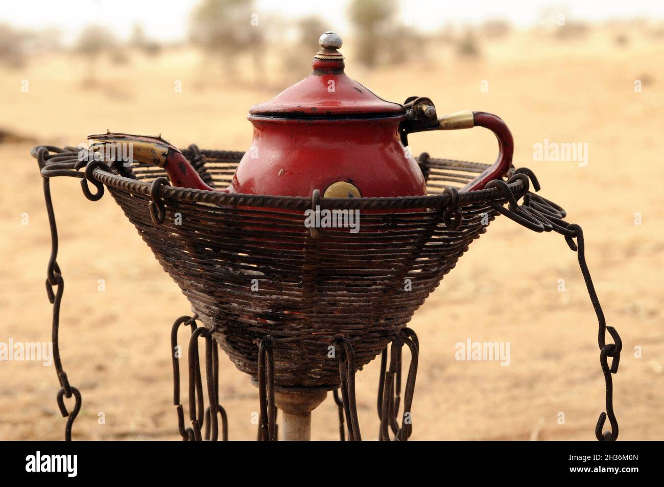 NIGER. TAGAYET. PREPARATION OF THE TRADITIONAL TEA FOR THE WODAABE OR ...