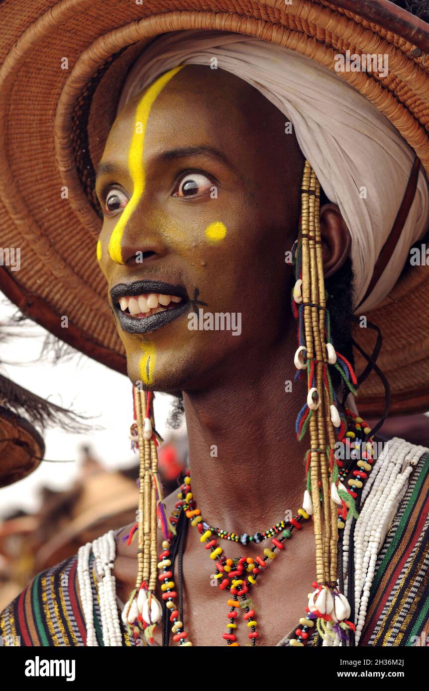 NIGER. TAGAYET. TRADITIONAL DANCING OF THE WODAABE OR BORORO WHICH ARE A SMALL SUBGROUP OF THE ...