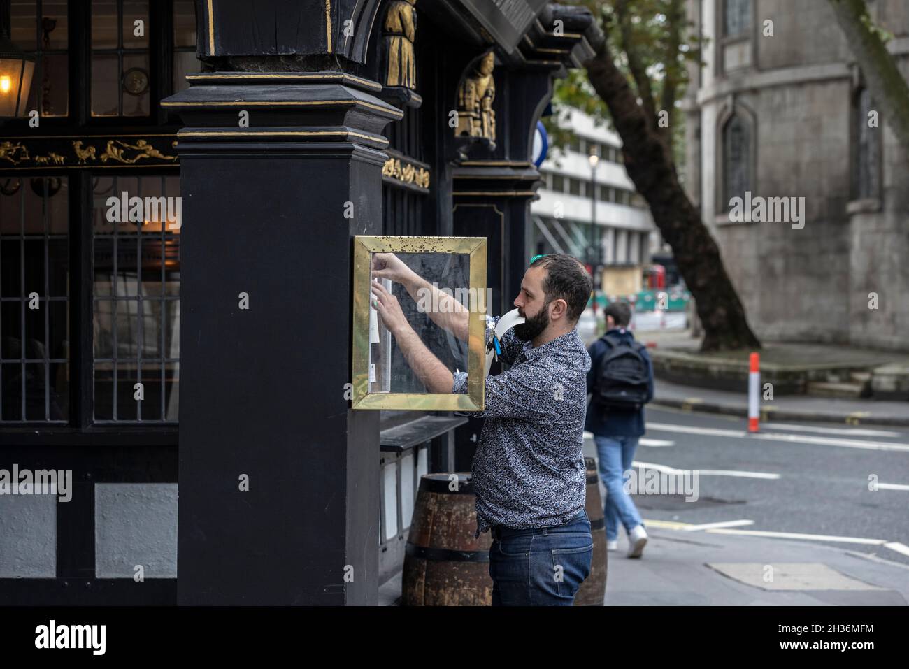Running a pub business hi-res stock photography and images - Alamy