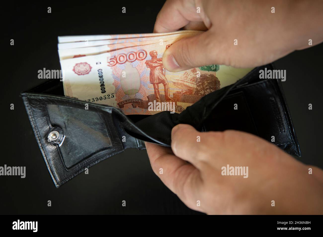 Money out from wallet hi-res stock photography and images - Alamy