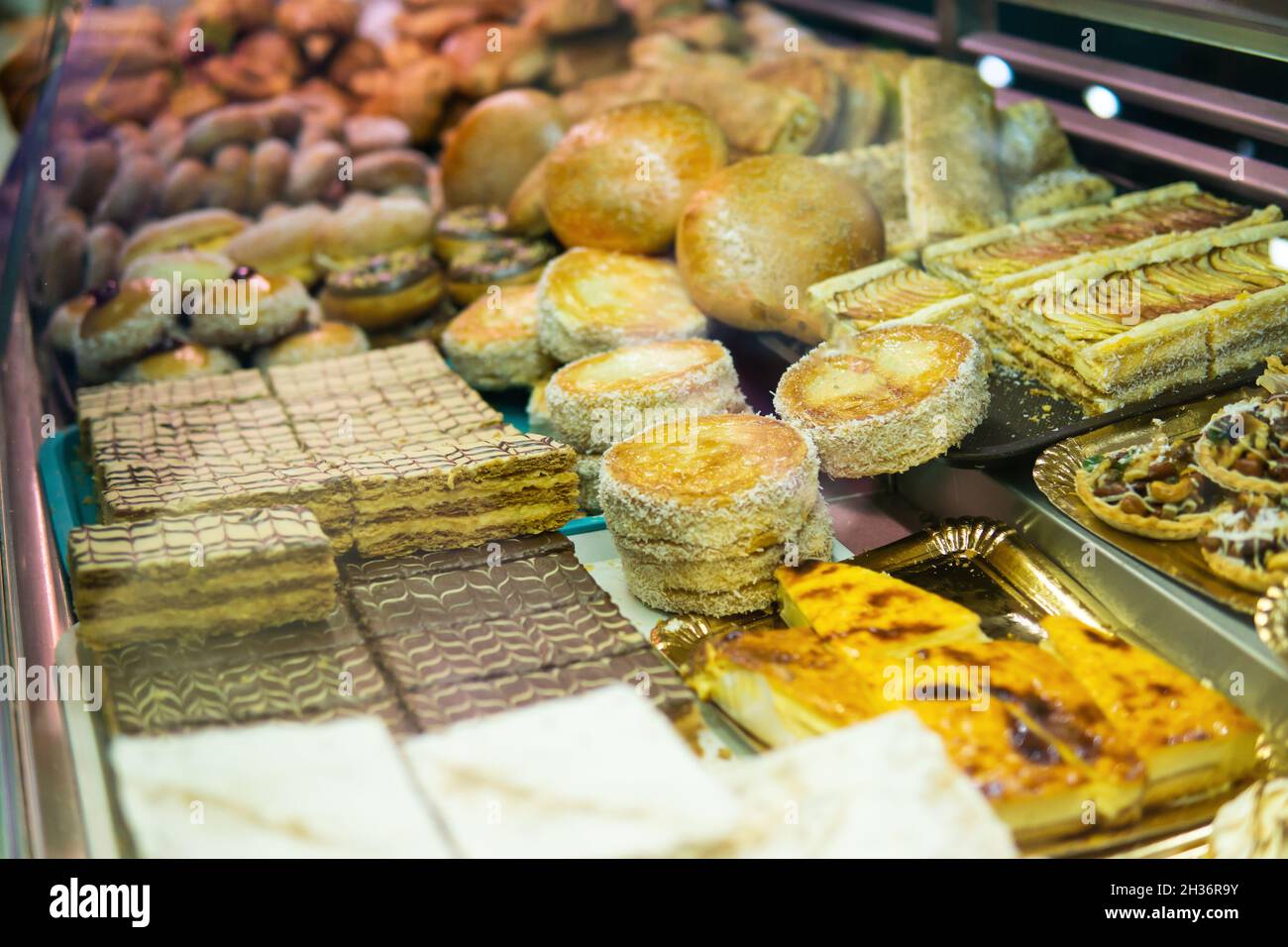 Display with homemade cakes displayed in a traditional food mark Stock ...