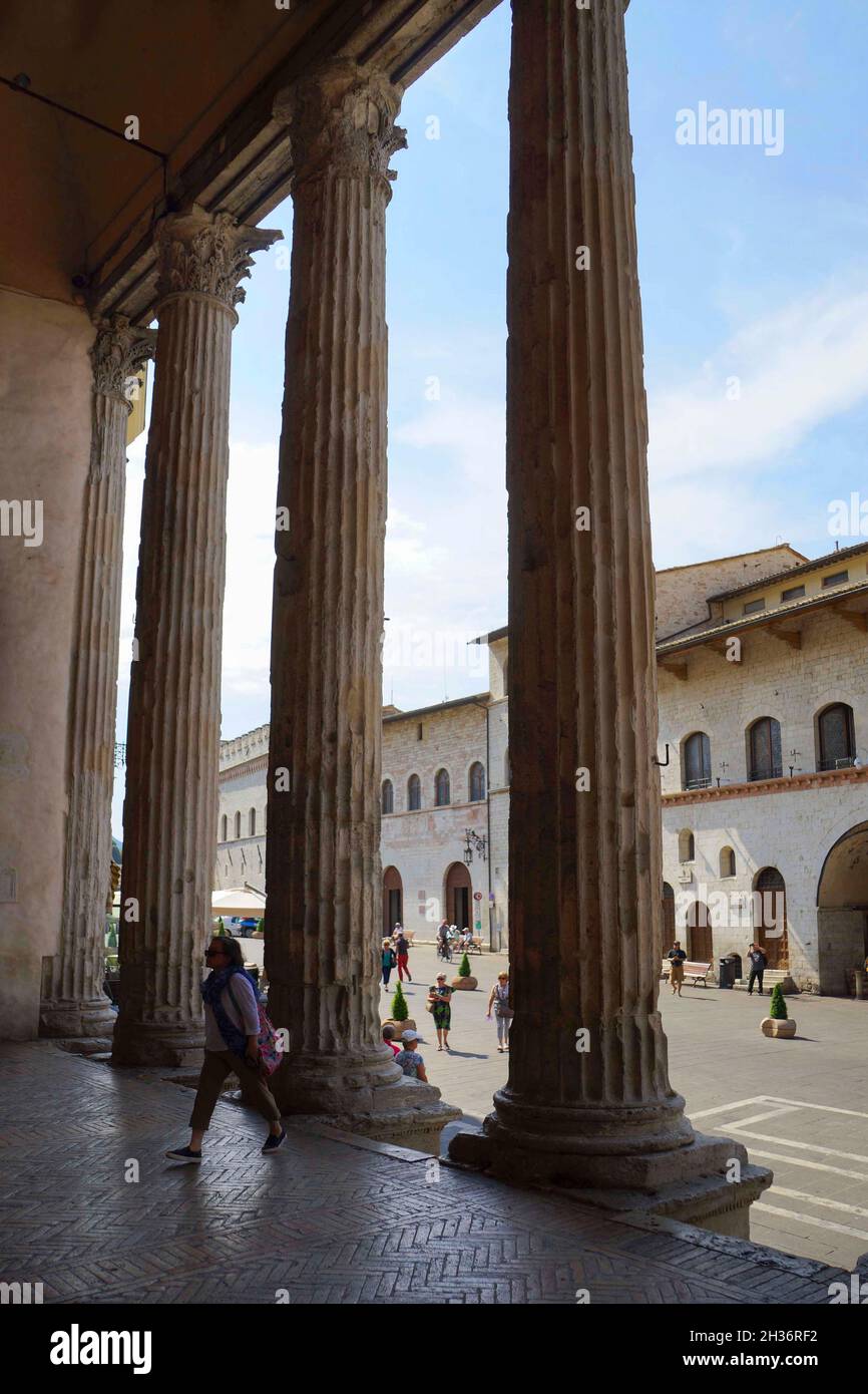 Old Town, Piazza del Comune square, Tempio di Minerva, Assisi, Umbria ...
