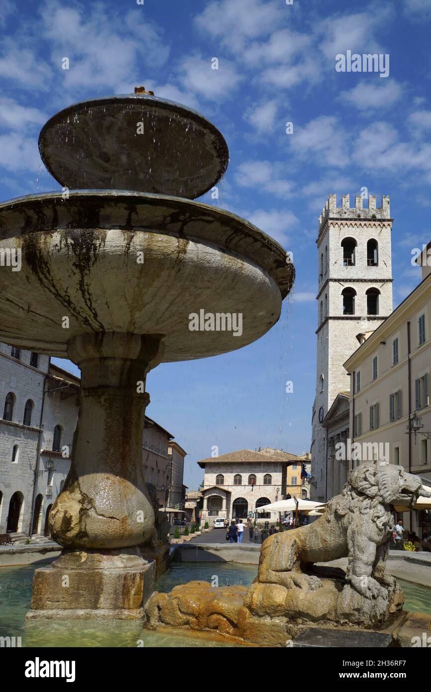 Piazza del Comune square, Old Town, Fontana dei tre leoni Fountain ...