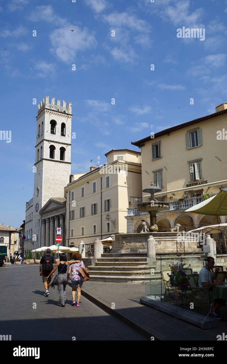 Old Town, Piazza del Comune square, Temple of Minerva, Assisi, Umbria ...