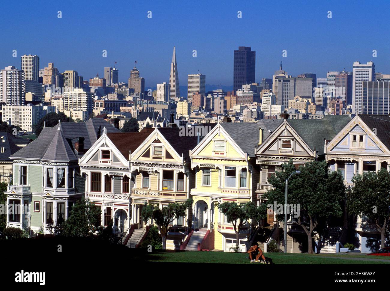 USA, CALIFORNIA, SAN FRANCISCO . ALAMO SQUARE. VICTORIAN HOUSES AND ...