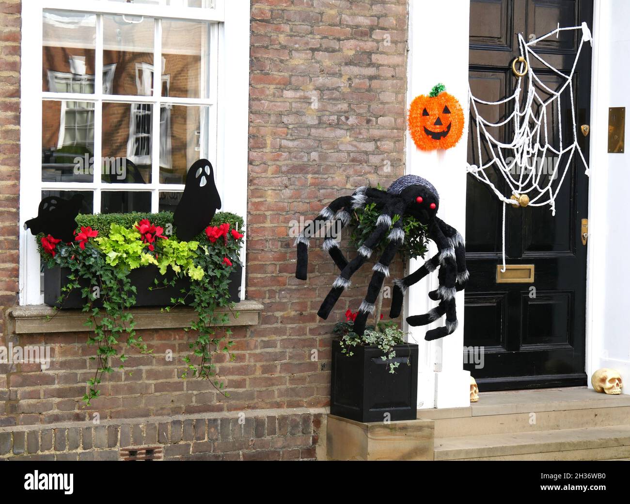 London, UK. 26th Oct, 2021. Londoners decorate their houses in ...