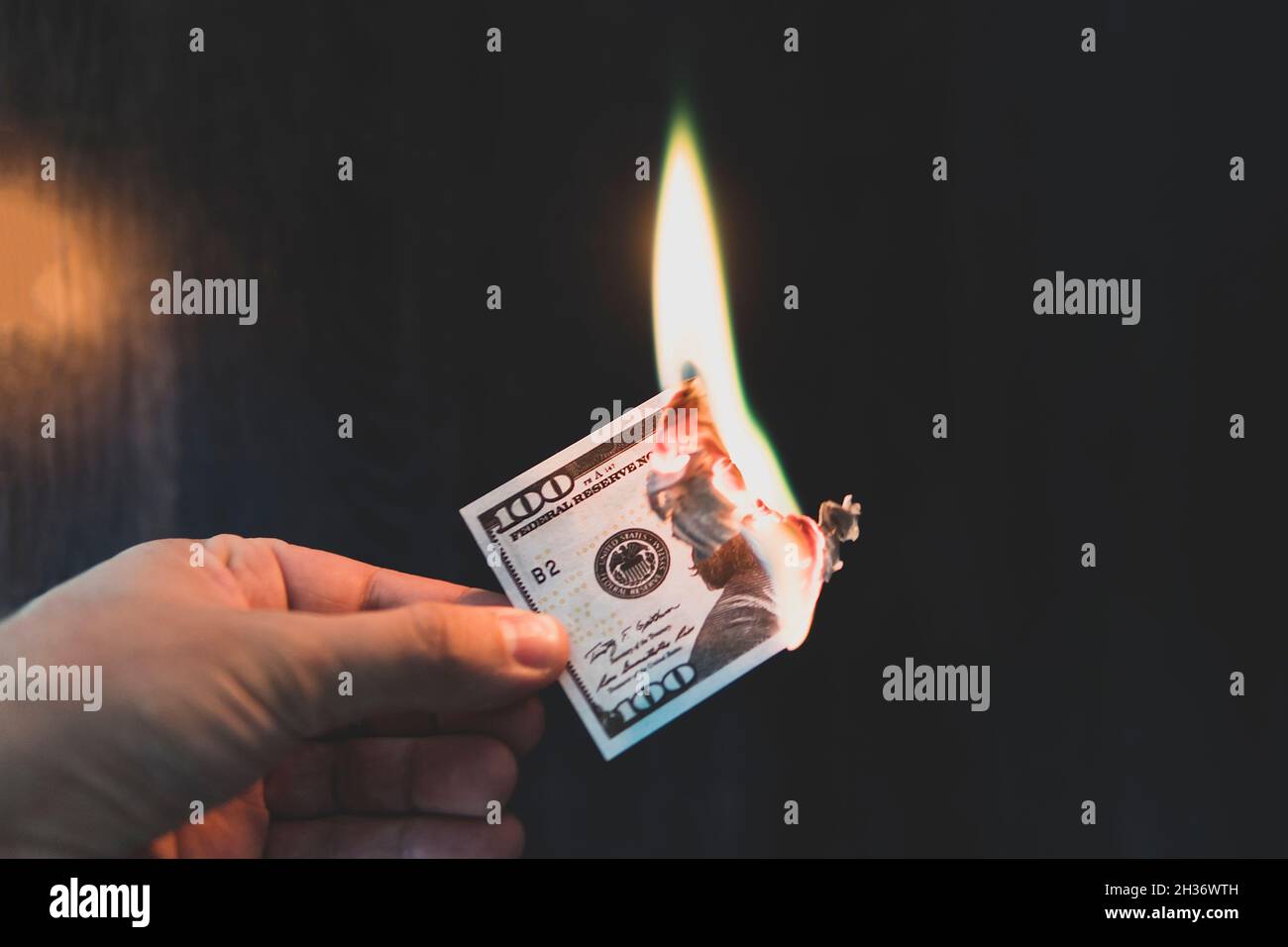 Burning 100 dollar bill hi-res stock photography and images - Alamy
