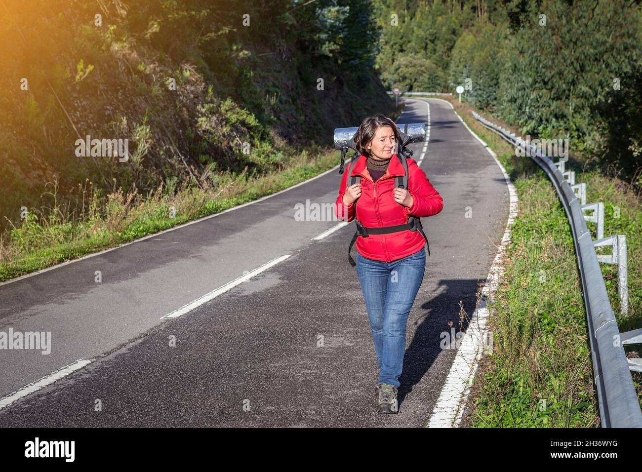 Girl hitchhiking hi-res stock photography and images - Alamy