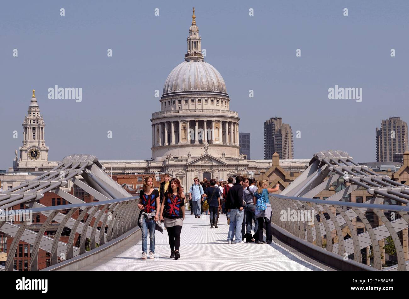 ENGLAND. LONDON. THE MILLENIUM BRIDGE, BY THE ARCHITECT NORMAN FOSTER ...