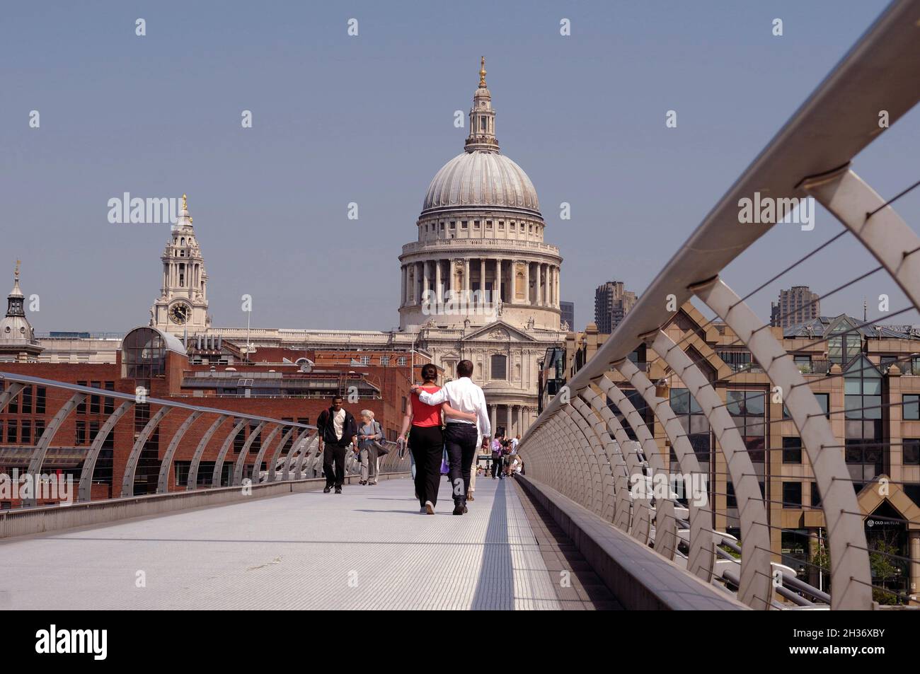 ENGLAND. LONDON. THE MILLENIUM BRIDGE, BY THE ARCHITECT NORMAN FOSTER ...