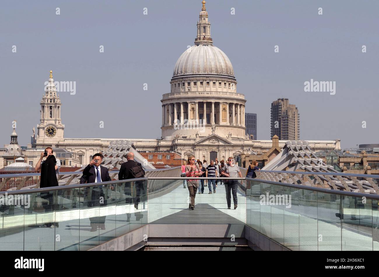 ENGLAND. LONDON. THE MILLENIUM BRIDGE, BY THE ARCHITECT NORMAN FOSTER ...