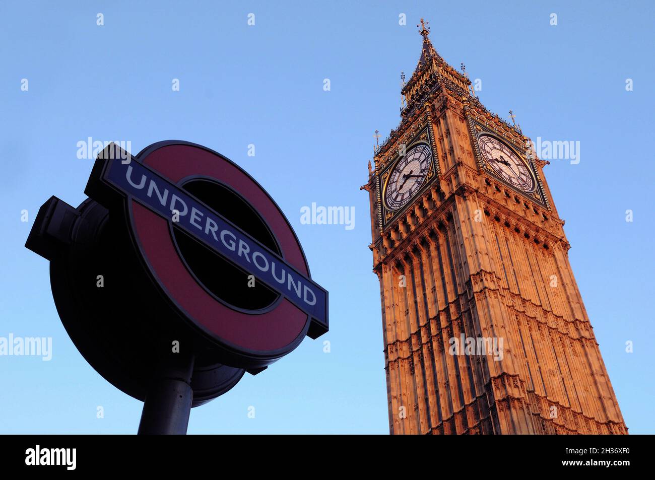ENGLAND. LONDON. BIG BEN TOWER AND THE UNDERGRAND SIGN Stock Photo - Alamy