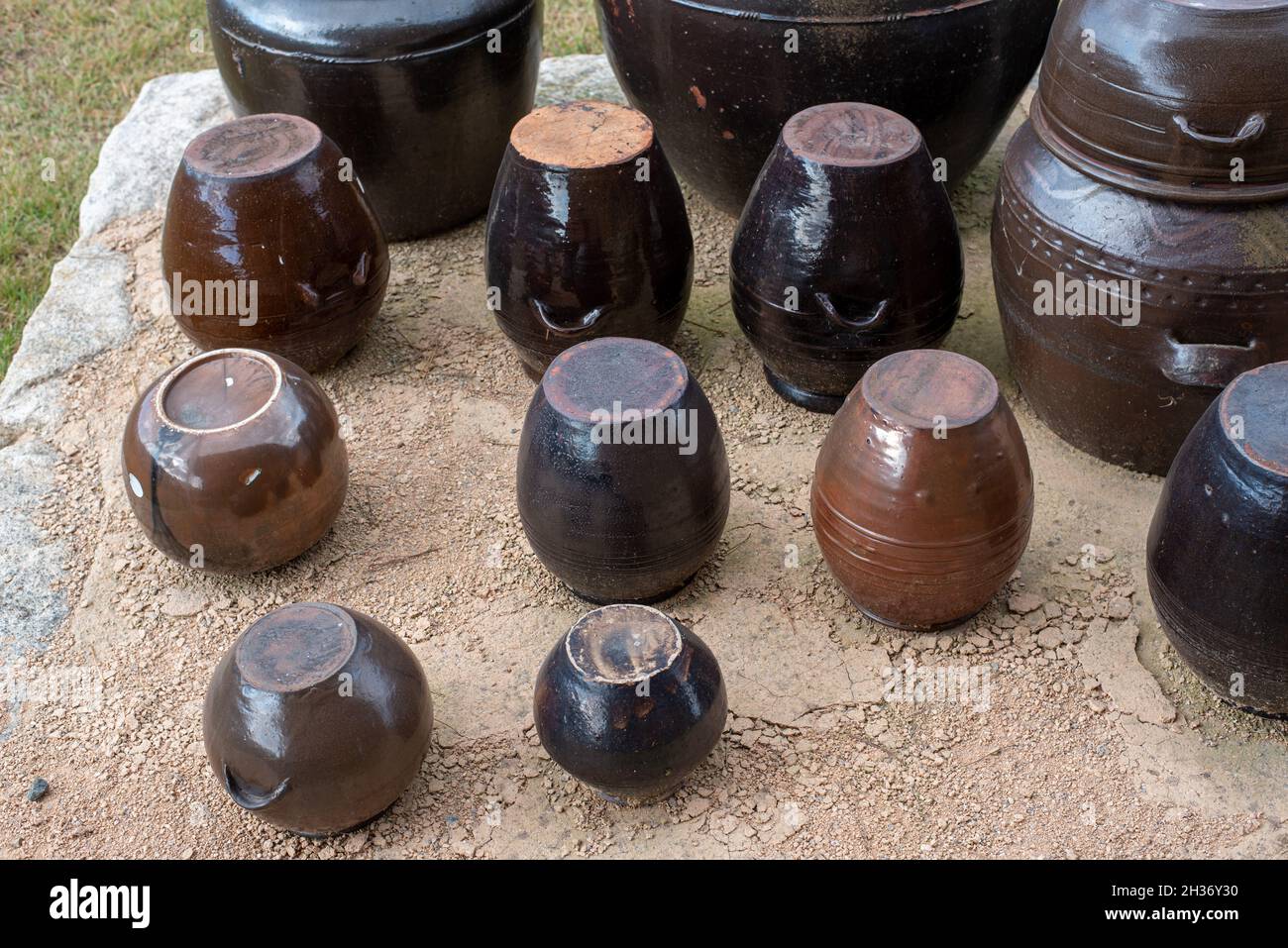 Ceramic pots different sizes hi-res stock photography and images - Alamy
