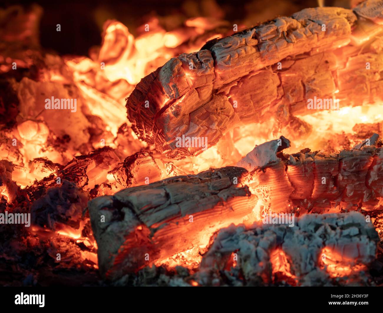 Smoldering coal texture background Stock Photo - Alamy