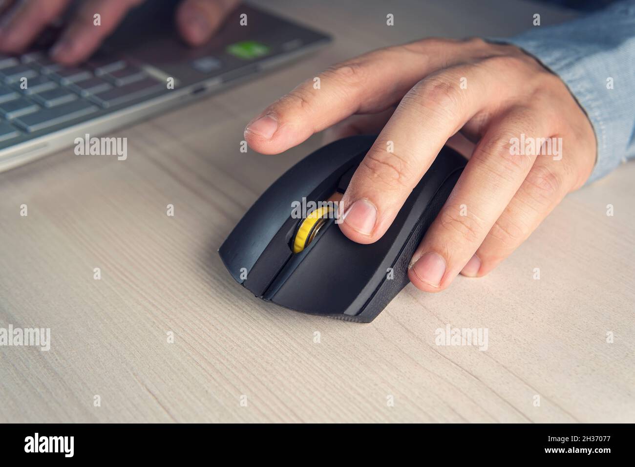 Using computer mouse hi-res stock photography and images - Alamy