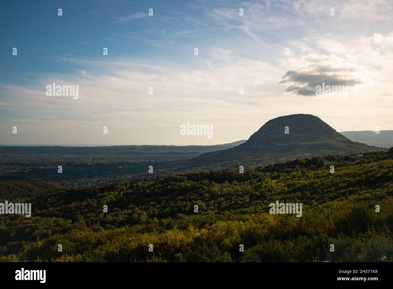 Blue hills mountains hi-res stock photography and images - Alamy