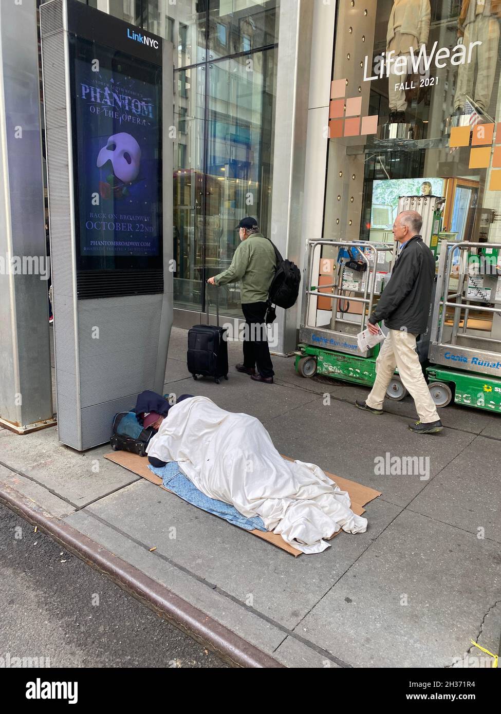 Homeless man in midtown hi-res stock photography and images - Alamy