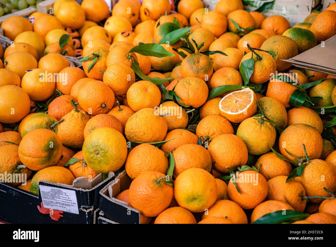 Selling crates of oranges hi-res stock photography and images - Alamy