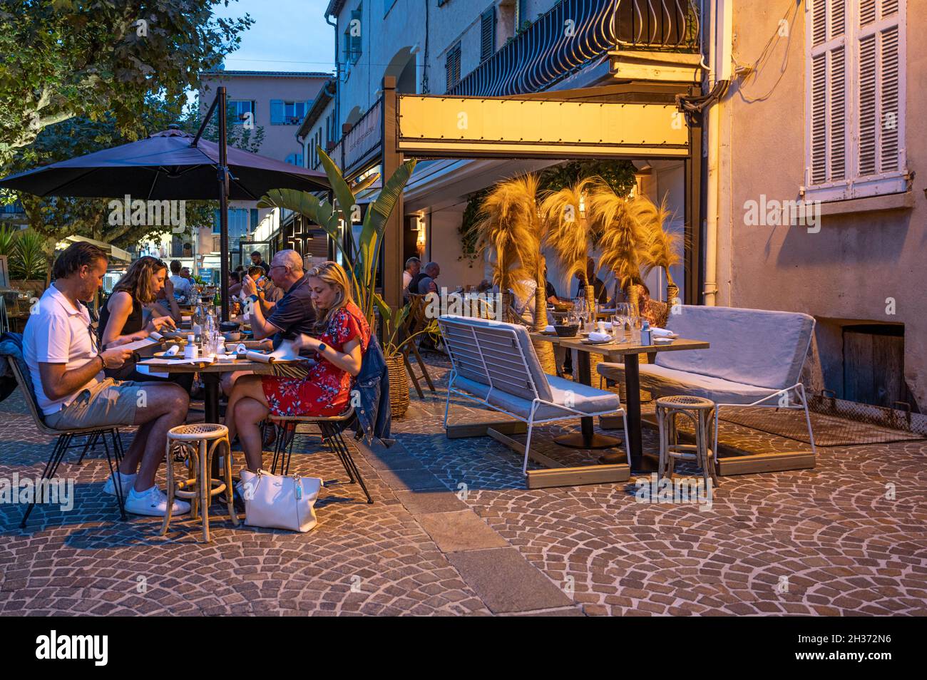 French street dining hi-res stock photography and images - Alamy