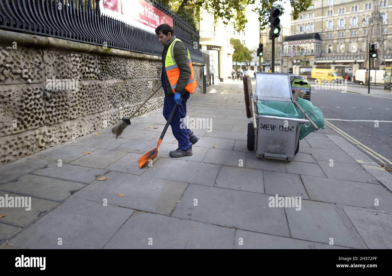 London, England, UK. Road sweeper in the city centre Stock Photo - Alamy