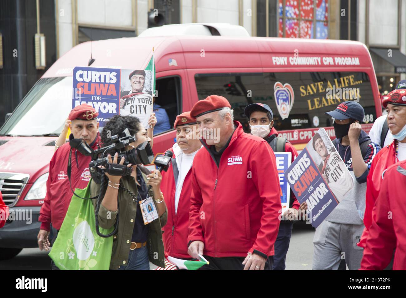 Curtis sliwa for mayor hi-res stock photography and images - Alamy