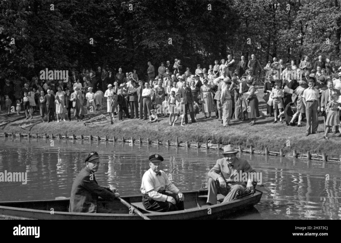 Der österreichische Schauspieler Paul Hörbiger wird bei einen ...