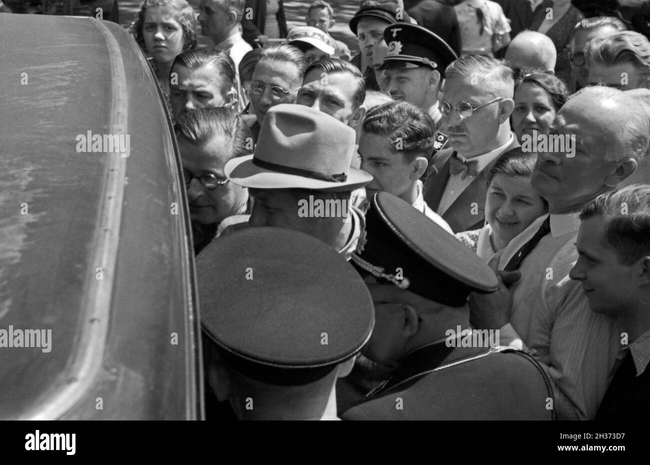 Umringt von Fans verläßt der österreichische Schauspieler Paul Hörbiger ...