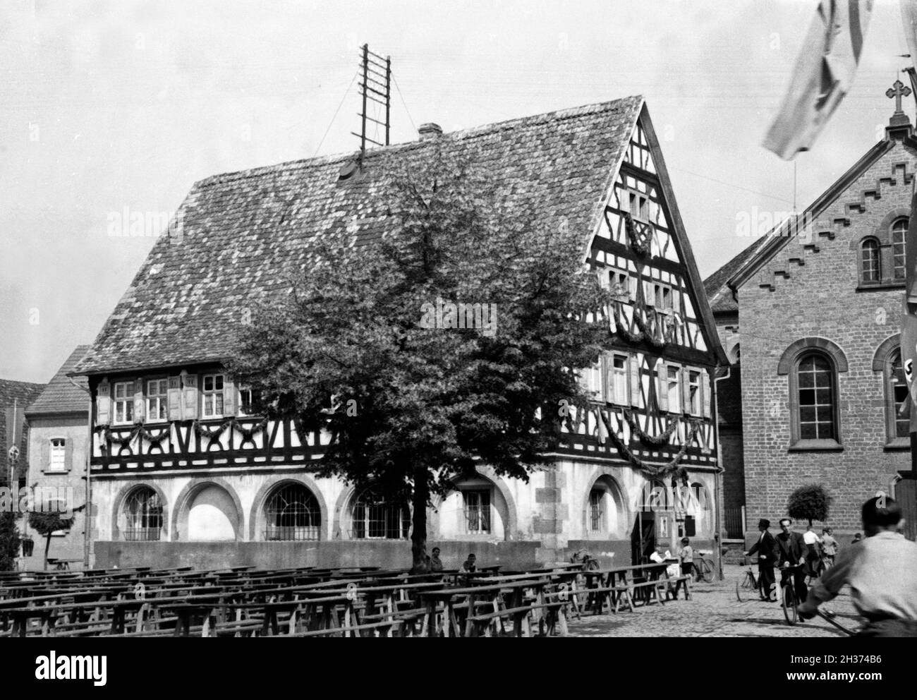 Bierbänke sind zum Rettichfest aufgestellt vor dem Rathaus in ...