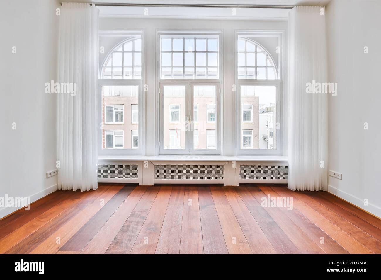 Empty room big window hi-res stock photography and images - Alamy
