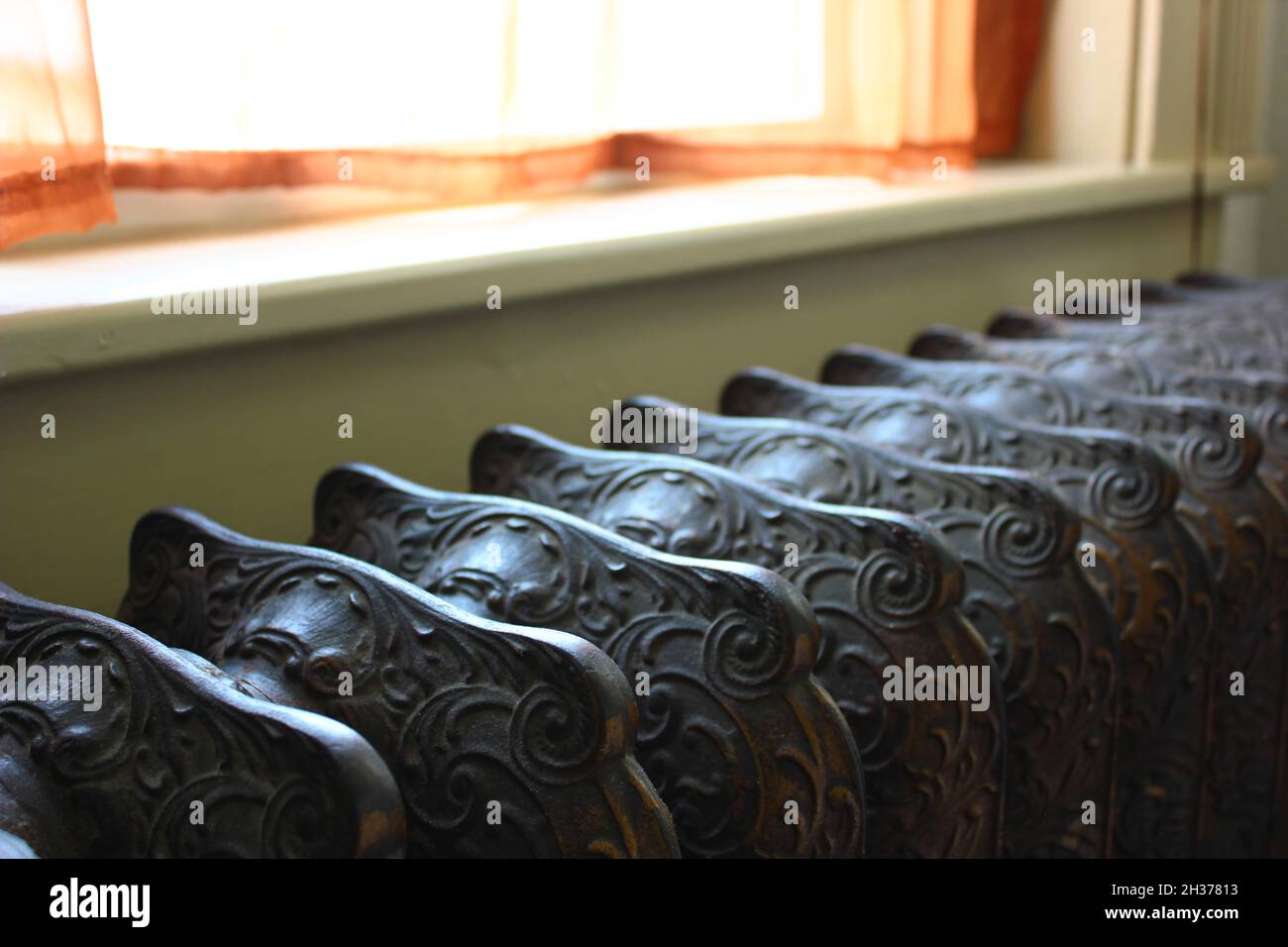 Old fashioned radiator heater hi-res stock photography and images - Alamy