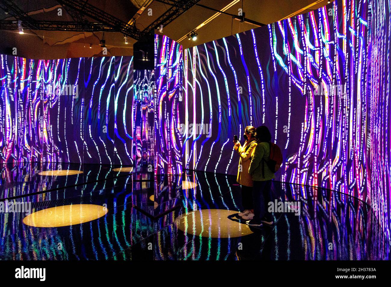 'Alice steps through the Looking-Glass' projection by HTC VIVE Arts ...